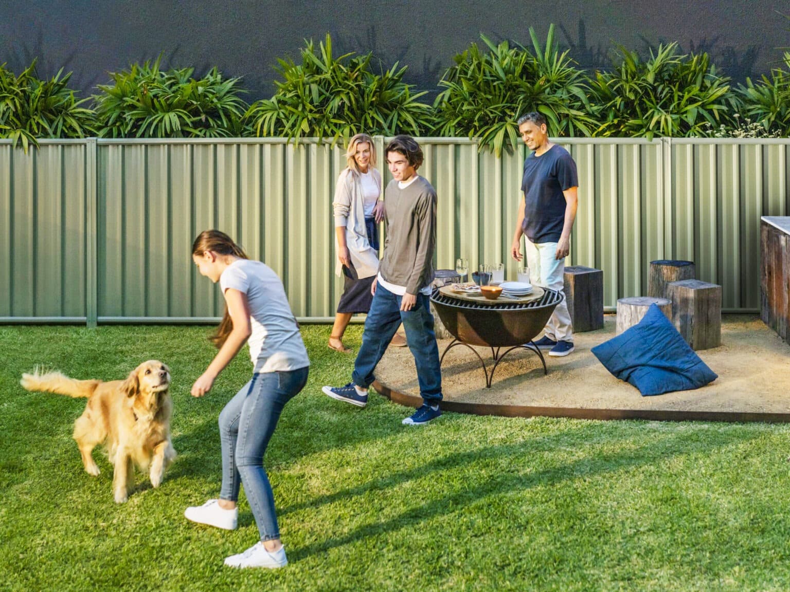 Fencing Canberra: Colorbond & Metal Fencing | WR Engineering